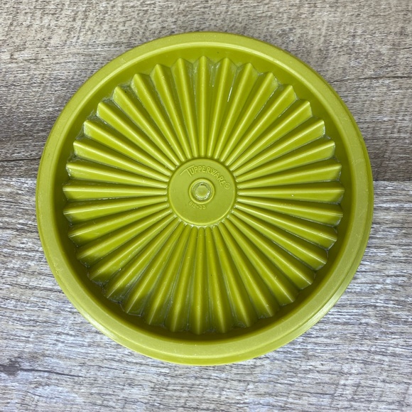 Tupperware | Kitchen | Vintage Tupperware Servalier Push Lid 8235 Green ...